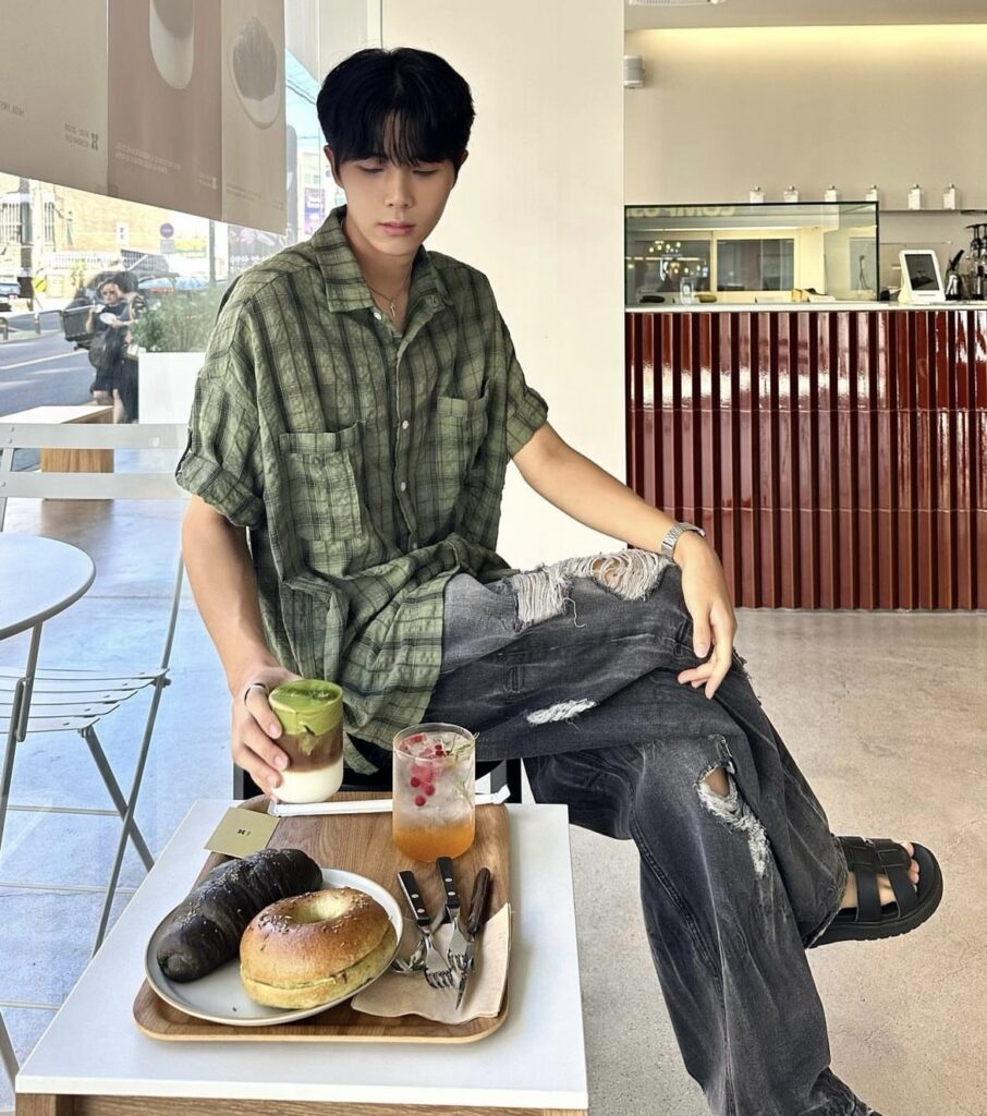 最新のメンズ韓国ファッショントレンドコーデ集【薄デニムが流行中】 - リファインマガジン